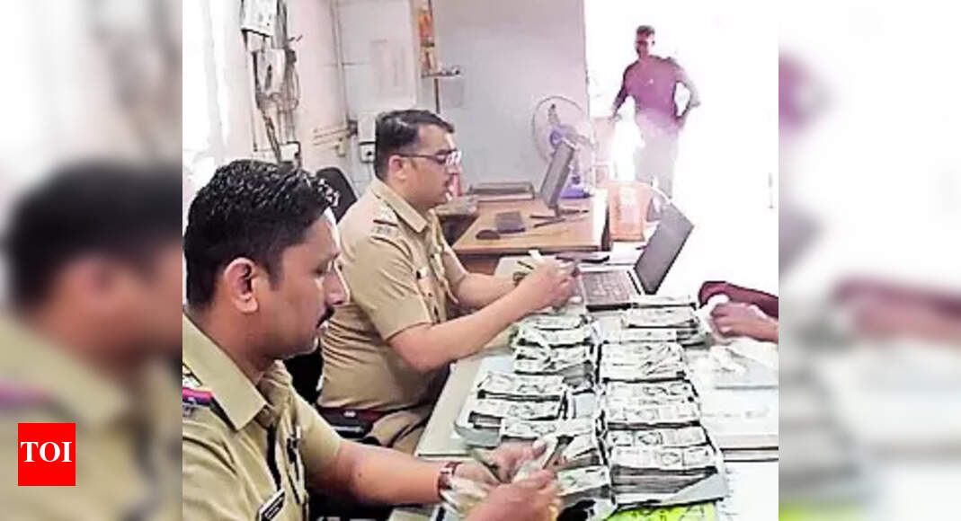 Cops Intercept Pvt Car: Police Seize ₹40L Cash in Chembur | Mumbai News ...