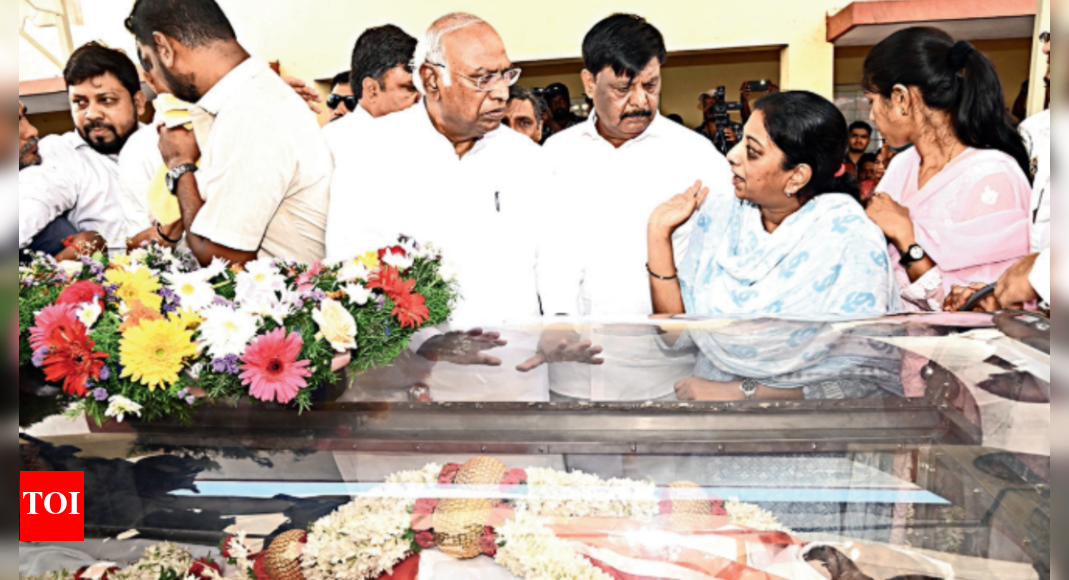 MP Srinivasa Prasad laid to rest in Mys | Mysuru News - Times of India