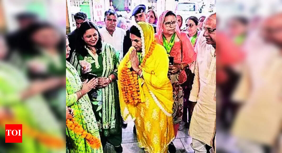 Naina Chautala faces ire of villagers while canvassing in Uchana Kalan ...