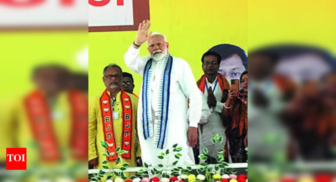 PM Narendra Modi: PM takes dig at Rahul: 'Daro mat, bhago mat ...