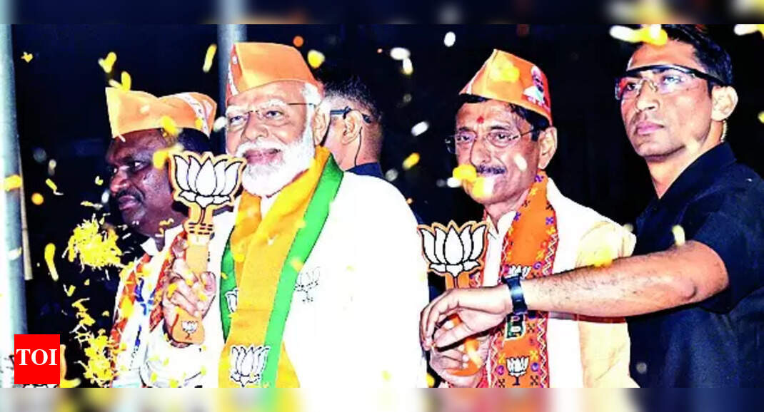 Modi: Thousands wait in blazing sun for PM’s roadshow in Ranchi | Ranchi News - Times of India