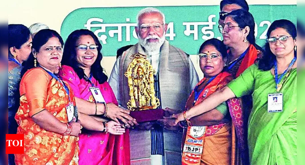 Modi: PM Modi plays emotional card, calls himself 'son of poor mother ...