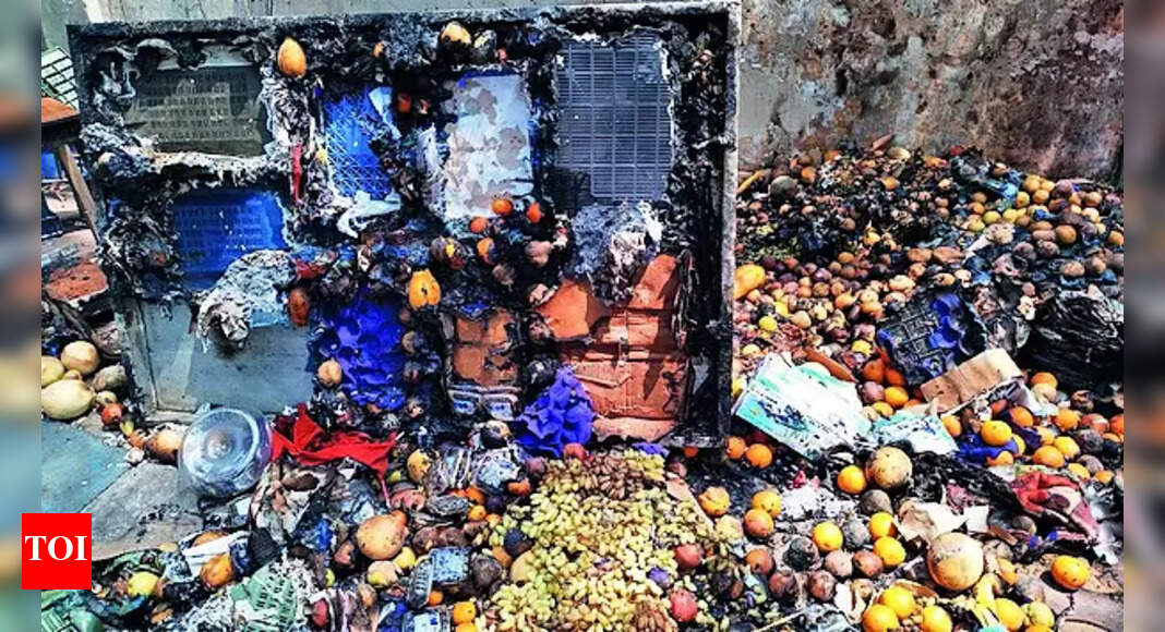 Fire: Sinthee fire: Close shave for seniors | Kolkata News - Times of India