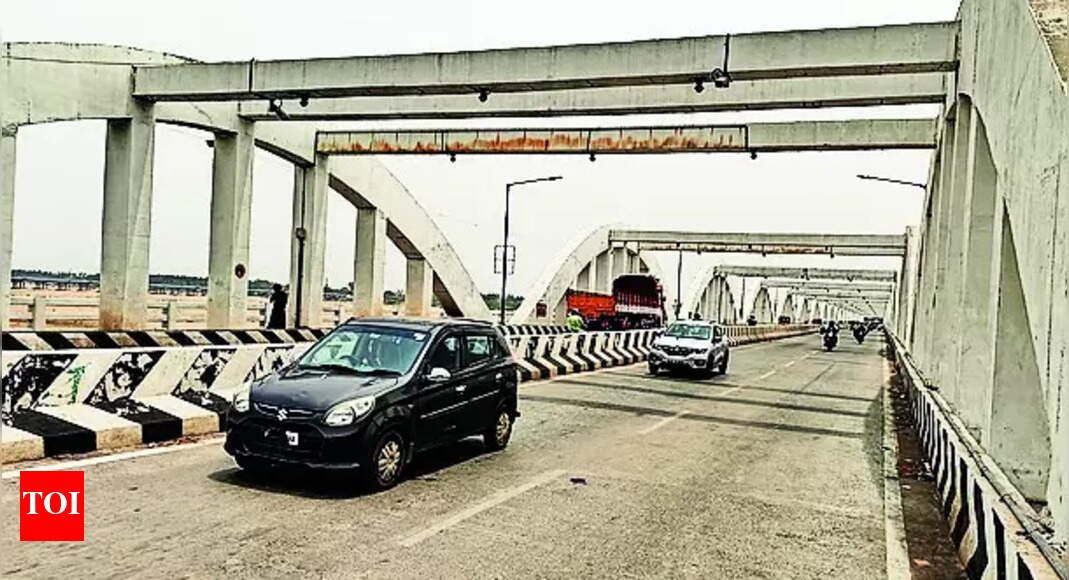 Kollidam Bridge: Faulty streetlights make Kollidam bridge unsafe for ...