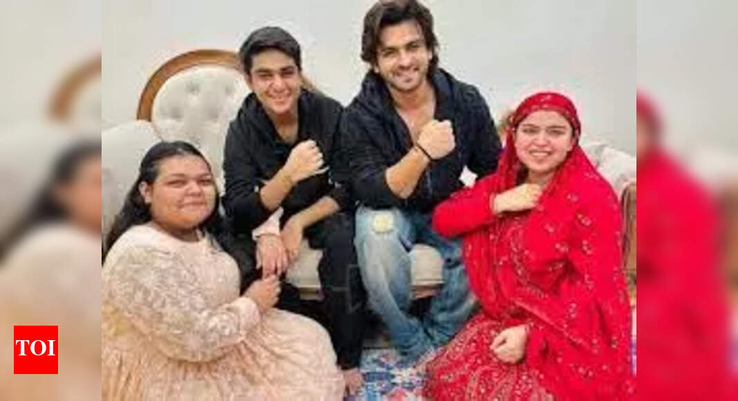 Shoaib Ibrahim gives a fun challenge to sister Saba; gives her 2 minute ...