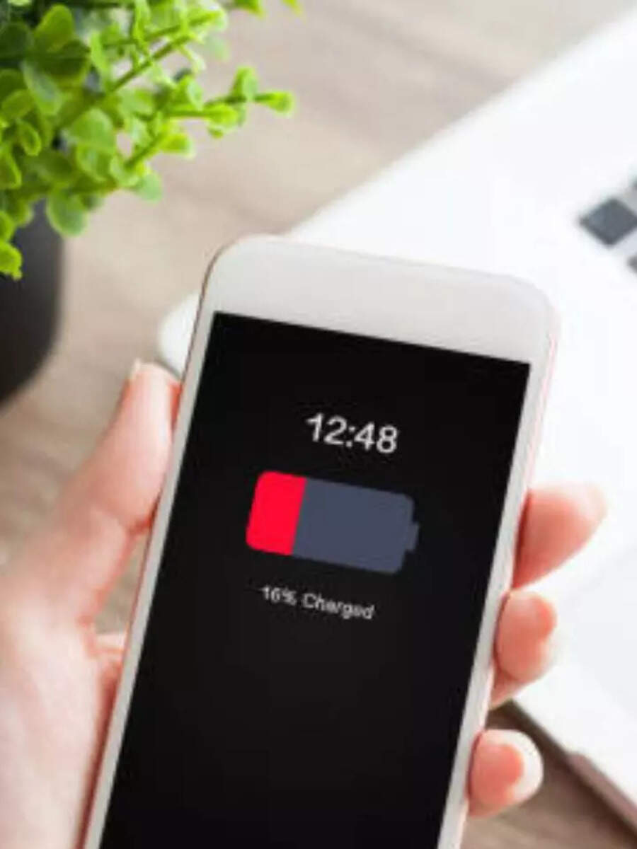 Mobile Battery Tips: इन गलतियों से जल्द खत्म होती है फोन की बैटरी, मोबाइल भी होता है कबाड़ | ET ...