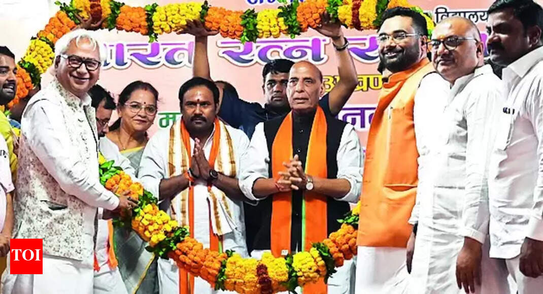 Modi: Modi will eradicate poverty in next 10 yrs, says Rajnath | Lucknow News - Times of India