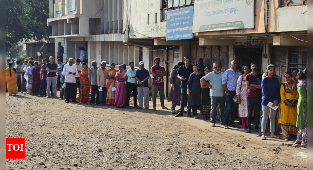 Long queues outside polling stations in Kolhapur right from morning 7 ...