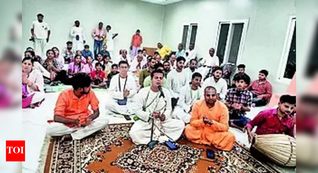 Krishna Bhakts: Krishna bhakts pay tributes to head of Iskcon | Lucknow ...