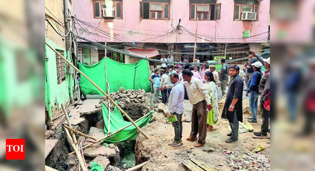Ajmer Dargah: Road sinks near Ajmer dargah, NDRF called in | Ajmer News ...