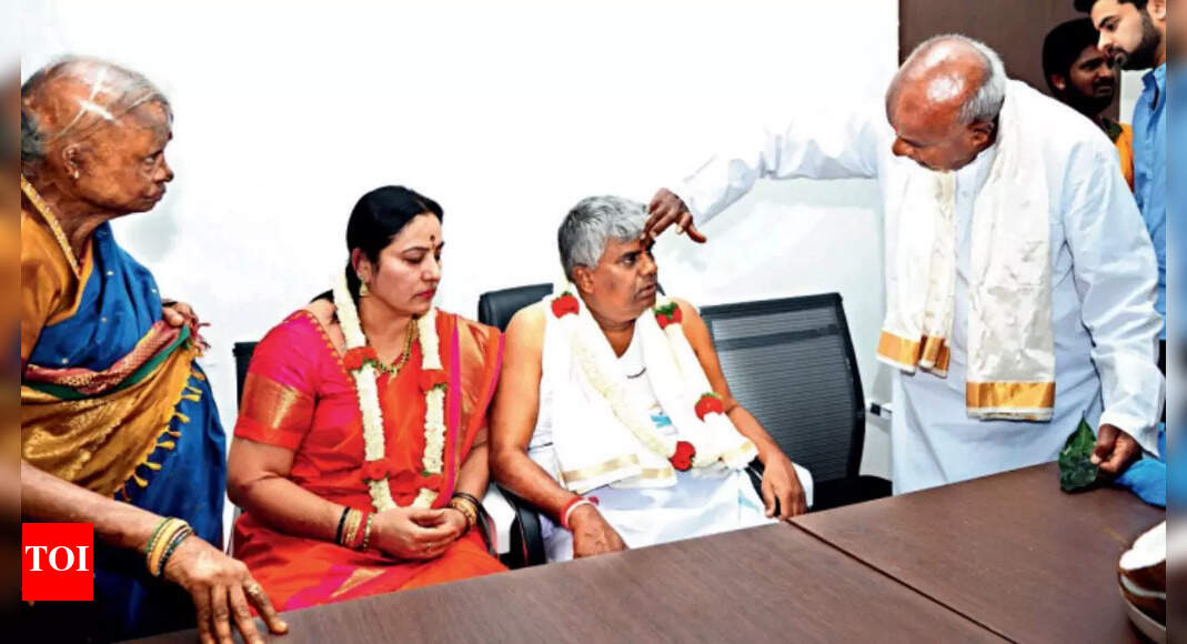 Prajwal Revanna episode threatens legacy of Deve Gowda clan | Bengaluru ...