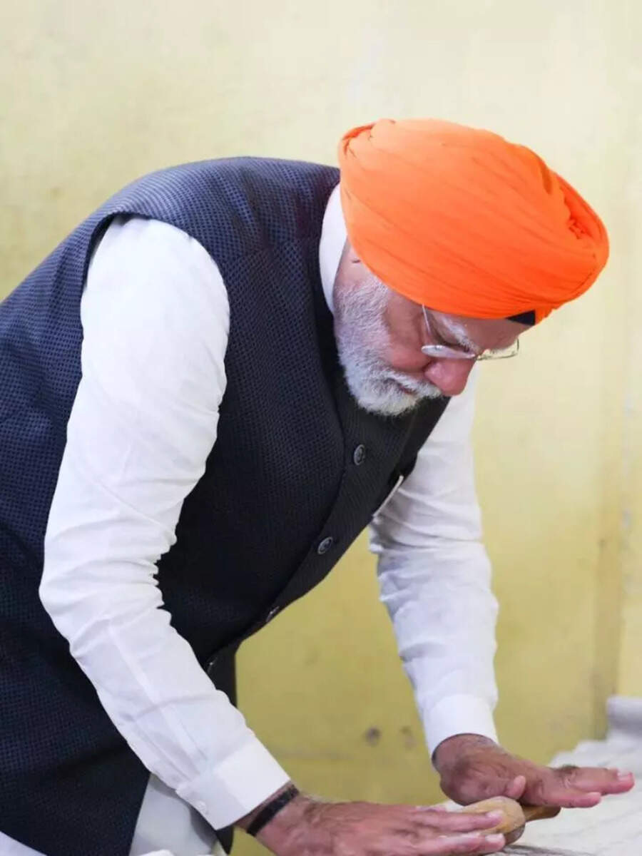 PM Modi Offers Prayers At Gurdwara Patna Sahib, Serves Langar | In Pics ...