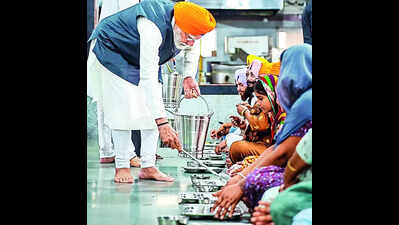 PM: Prime Minister Narendra Modi Visits Gurdwara, Prepares Food for ...
