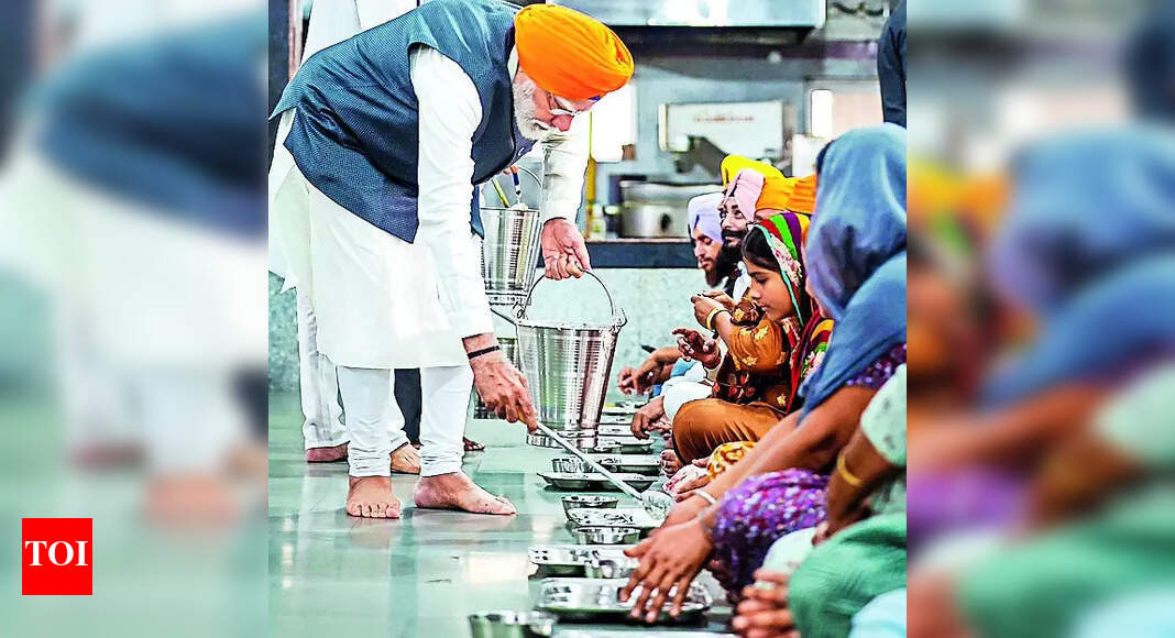 PM: Prime Minister Narendra Modi Visits Gurdwara, Prepares Food for ...