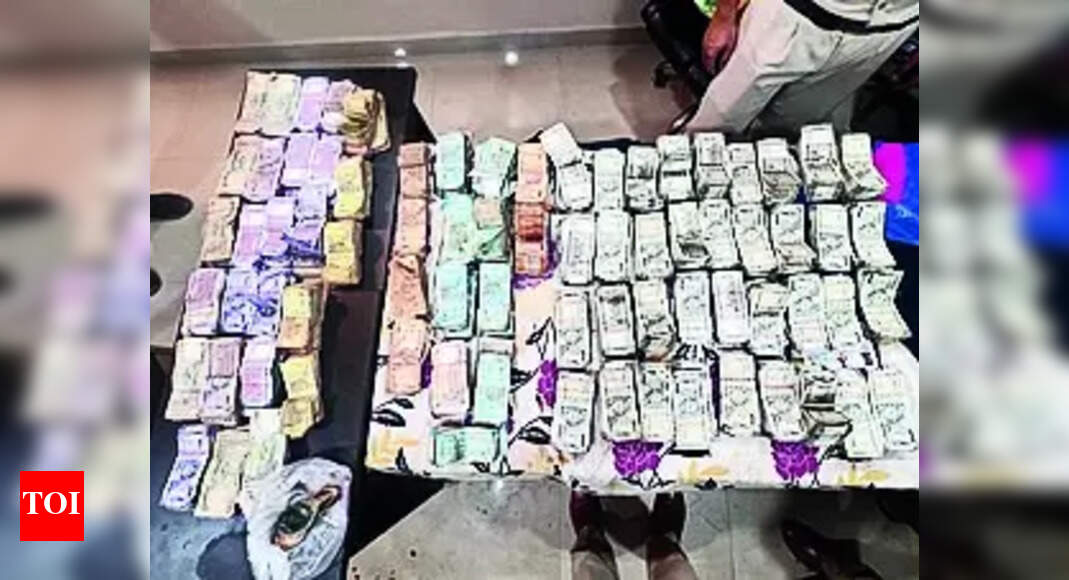 Bank Robbery: 3 arrested for robbing ₹41L from bank | Bhopal News ...