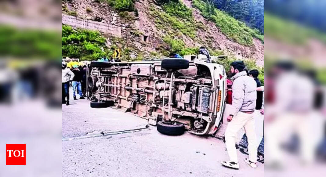 Tourist: Tourist from Maharashtra dies in Himachal Pradesh road ...