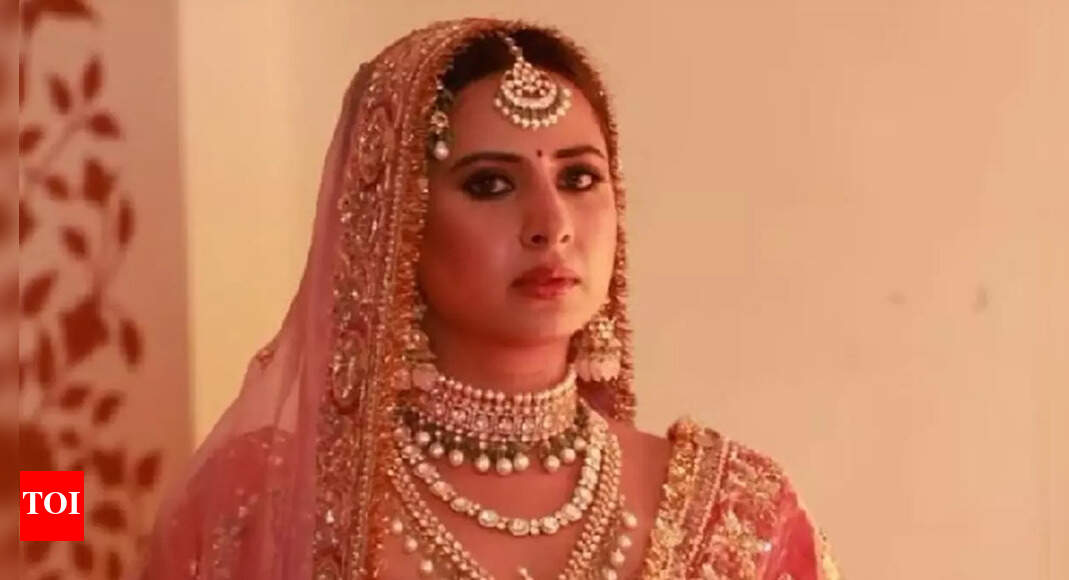 Sargun Mehta aces the Heeramandi look; mesmerises fans in the golden ...