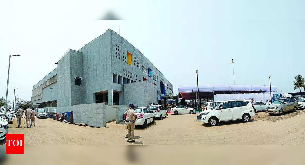 Govt: Earning 12L/year from illegal hoarding | Goa News - Times of India