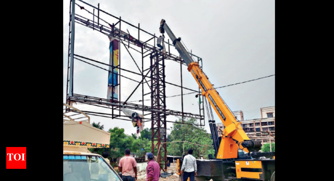 Hoarding Demolition: PMC launches drive to demolish dangerous hoardings ...