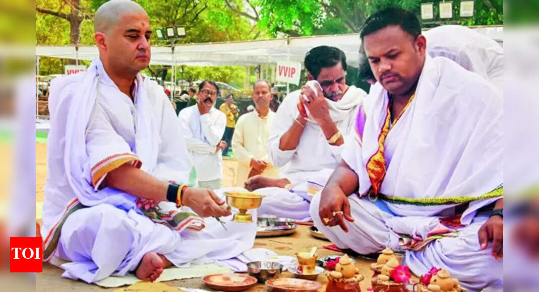 Jyotiraditya Scindia performs last rites of Rajmata Madhavi Raje ...