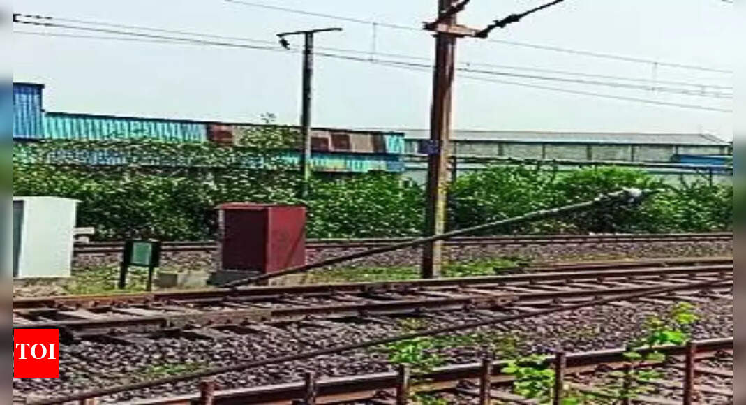 Pole collapses, falls on running train; 3 passengers injured | India ...