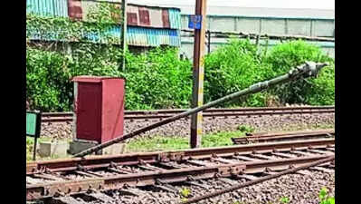 Pole Collapses: Child among 3 passengers injured as pole falls on train ...