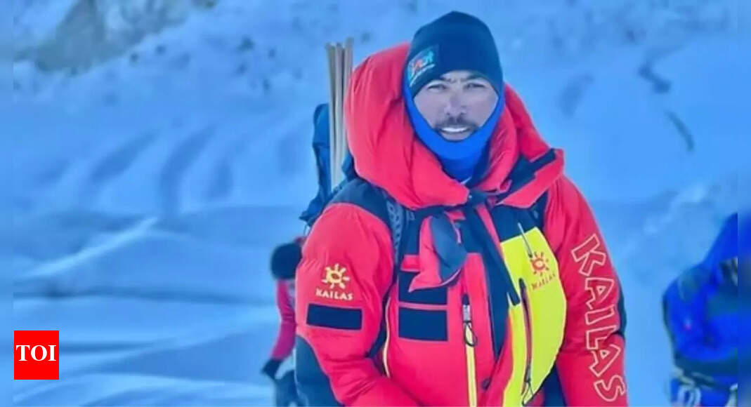Pakistan climber makes it to Everest without oxygen support - Times of ...