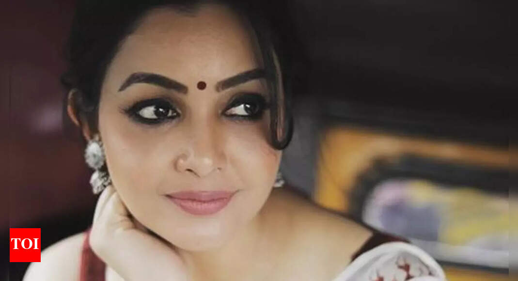 Shubhangi Atre's go-to saree for special occasions is purple ...
