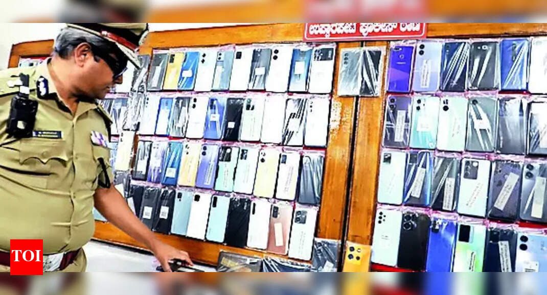 Pickpockets: Three pickpockets arrested with 176 mobile phones in ...