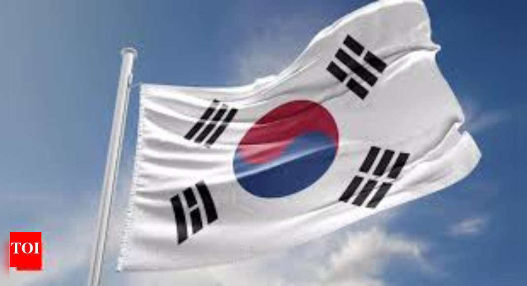 South Korea extends rate pause, raises growth outlook - Times of India
