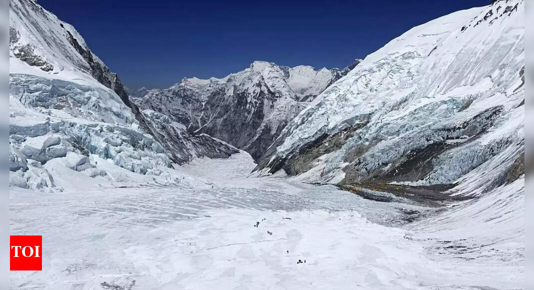 Kenyan climber dies on Everest, Nepali guide missing - The Times of India