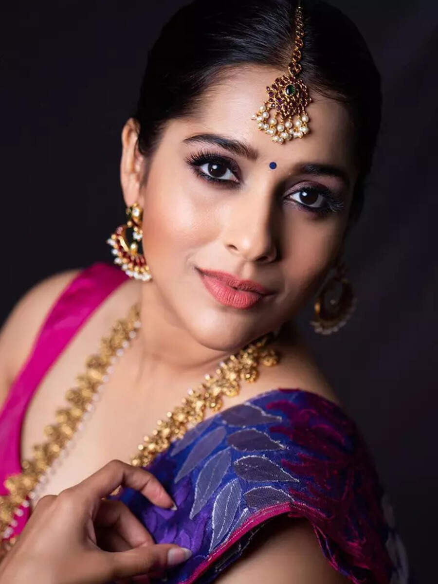 Rashmi Gautam's beauty shines in ethnic attire | Times of India