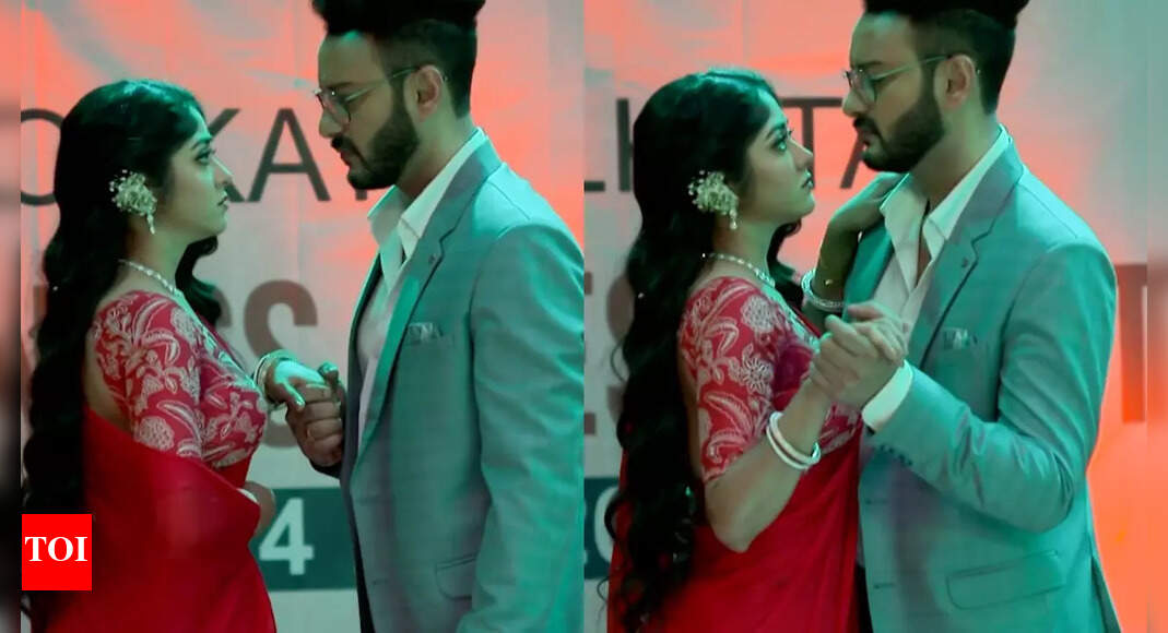 Kothha: AV dances with Kotha on the stage - Times of India