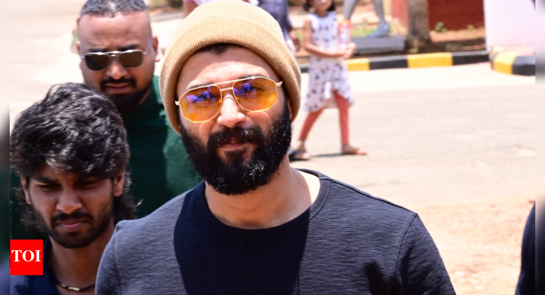 Vijay Deverakonda sports a bold heavy beard look; Fans go crazy ...
