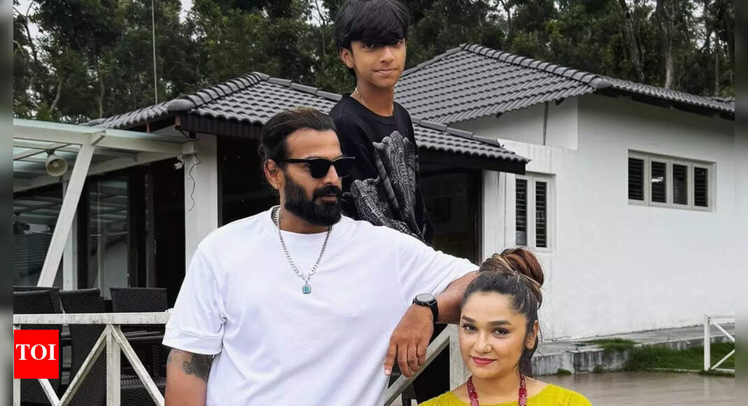 Vinay Gowda enjoys family vacation in Chikkamagalur - Times of India