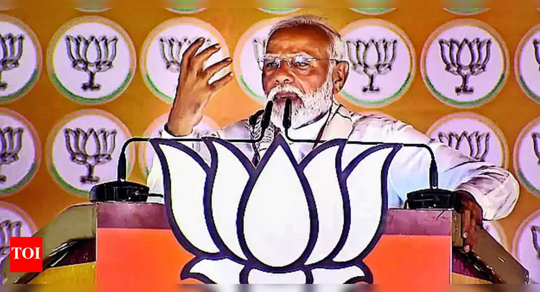 Narendra Modi: Narendra Modi accuses SP of bowing down to mafia ...