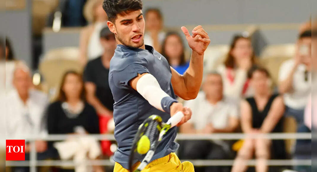 Carlos Alcaraz flexes forearm in a show of strength in Paris | Tennis ...