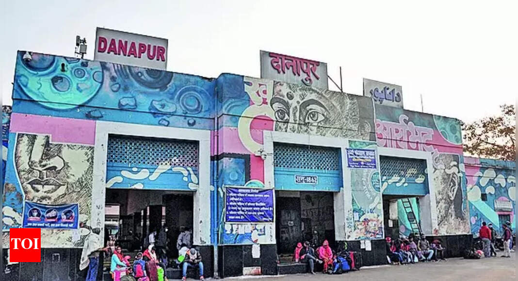 Danapur Station: Lack of coach indication boards at Danapur station ...