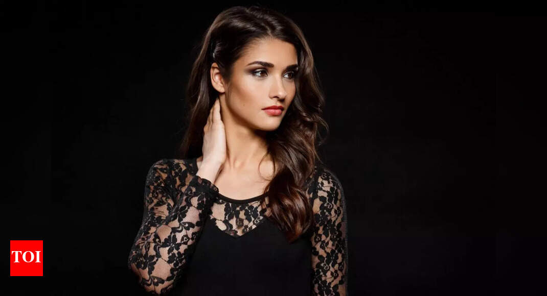 Black Net Top Full Sleeves: Must Have Black Net Full Sleeves Tops To ...