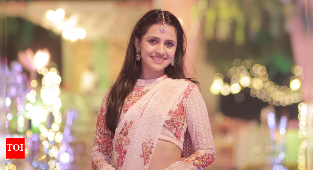 Neerja actress Akshita Tiwari hilariously roasts her own show and co-stars in viral video ...