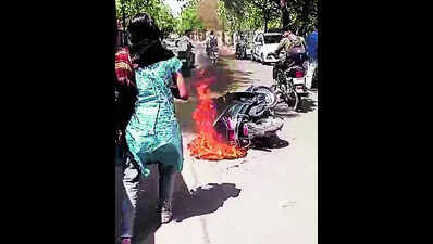 Woman Sets Fire: Woman sets own two-wheeler ablaze | Rajkot News ...