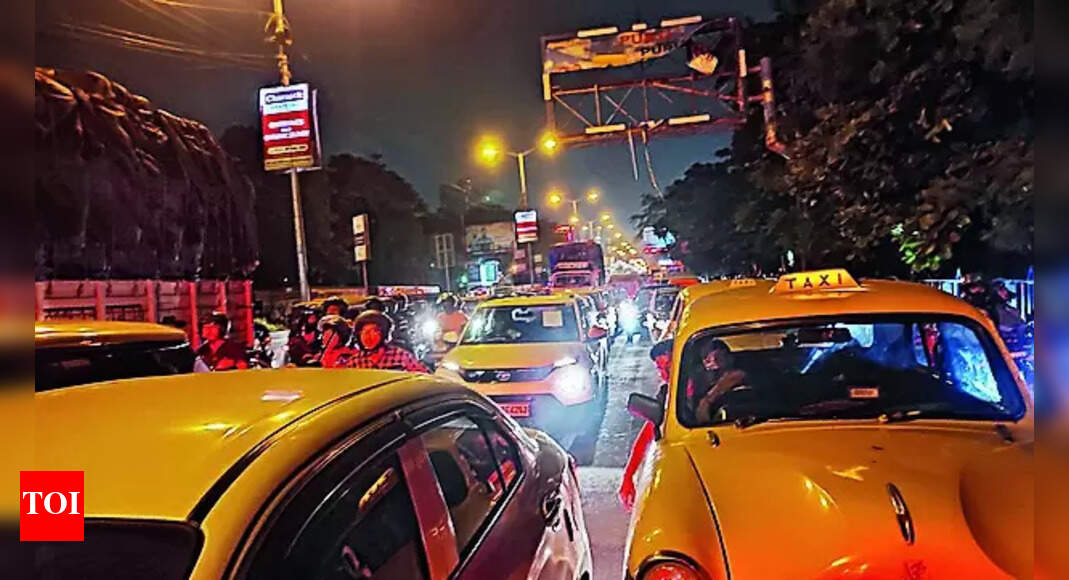 BT Road Kolkata: Traffic Pressure on BT Road due to Train Disruption ...