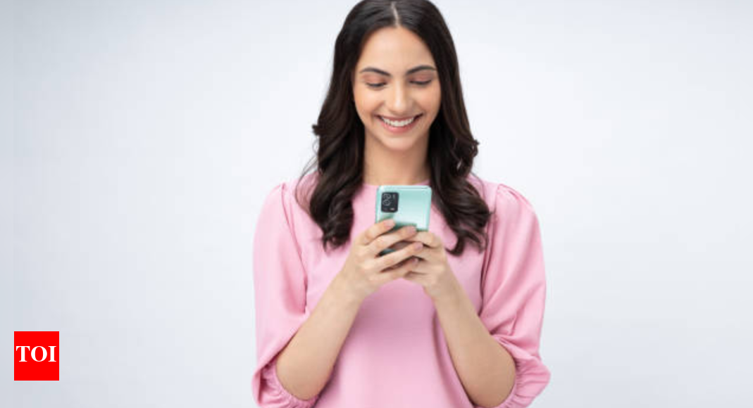 Prevent Hand and Neck Pain with Proper Mobile Phone Holding | - Times ...