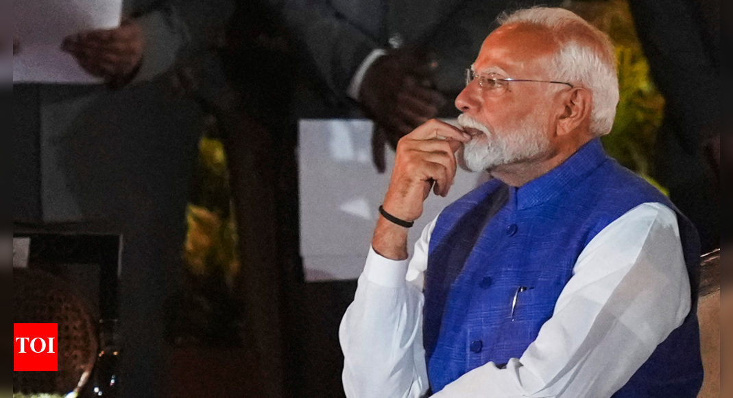 PM Modi calls ex-president Pratibha Patil; former PMs Manmohan Singh ...