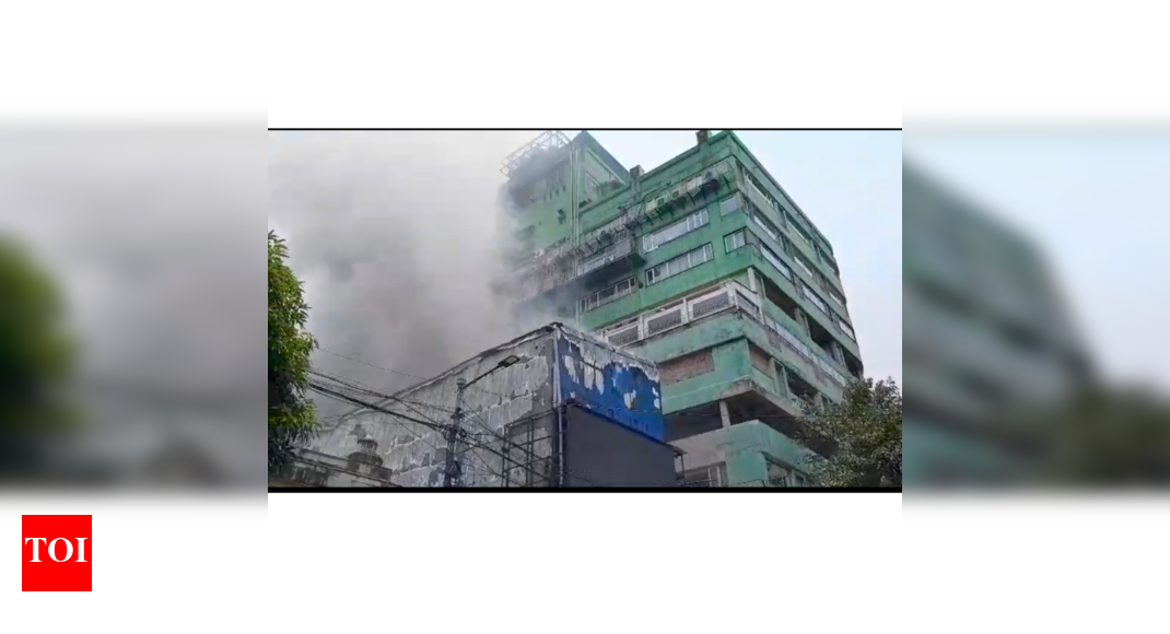 Massive fire breaks out on Park Street in Kolkata - Times of India