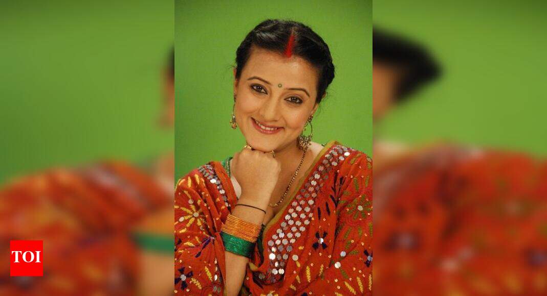 Smita Singh catches a few winks in the middle of a shot! - Times of India