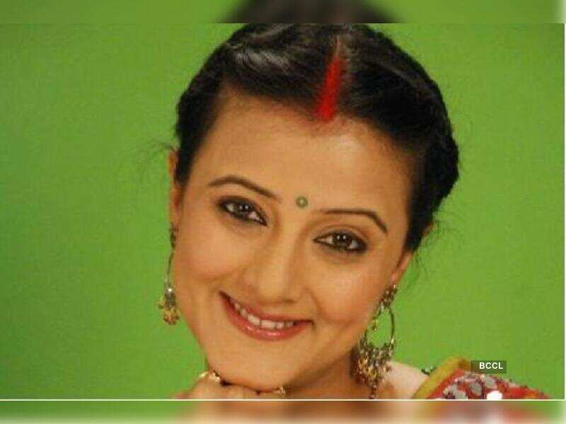Smita Singh: Smita Singh catches a few winks in the middle of a shot! - Times of India