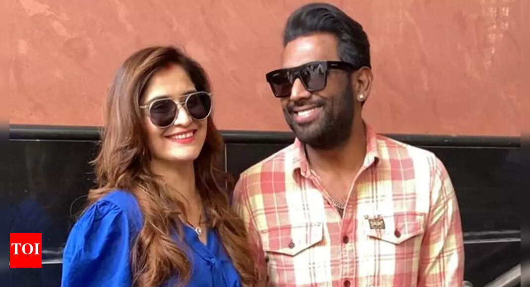 Bigg Boss 13 fame Arti Singh performs the 'love lock' tradition in Paris, expresses gratitude to ...