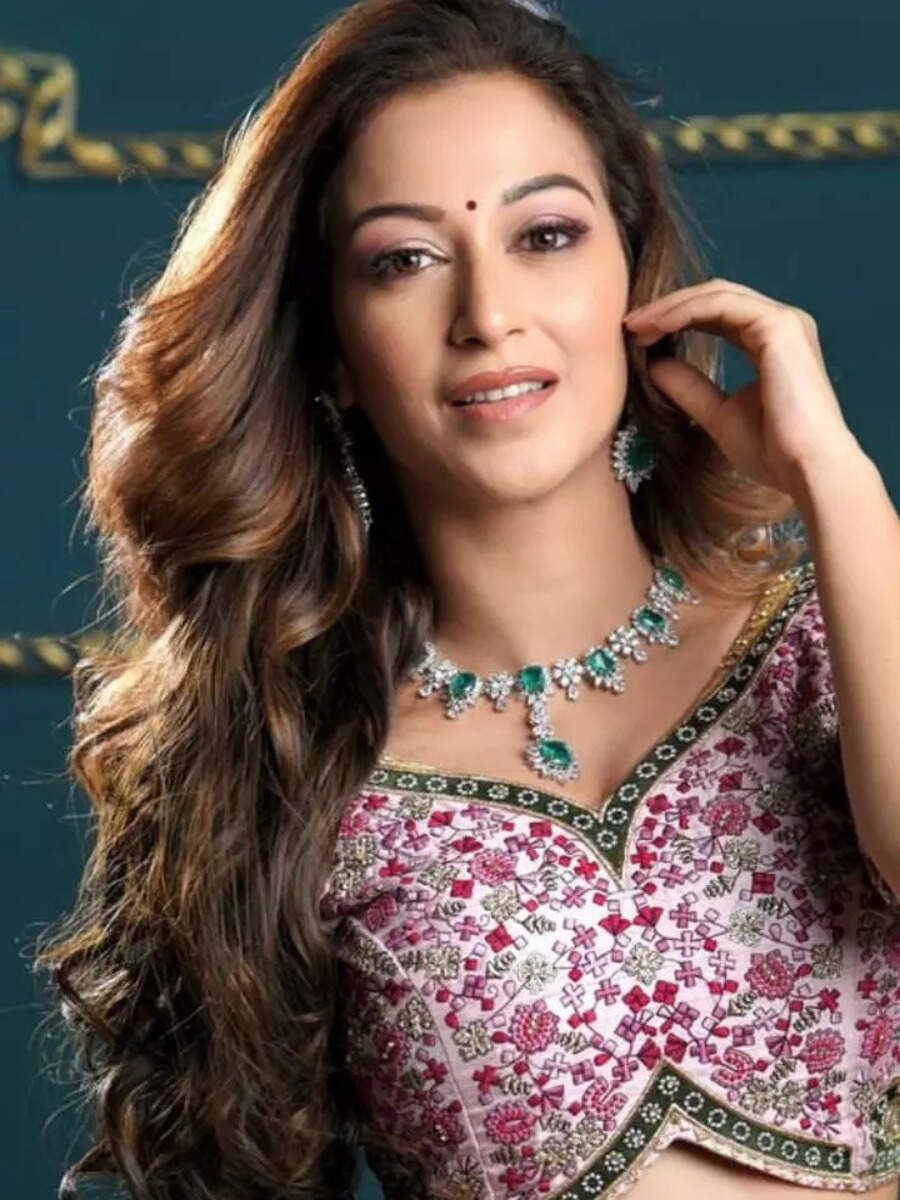 Taarak Mehta’s Sunayana Fozdar’s 15 ethnic outfits with designer blouse ...