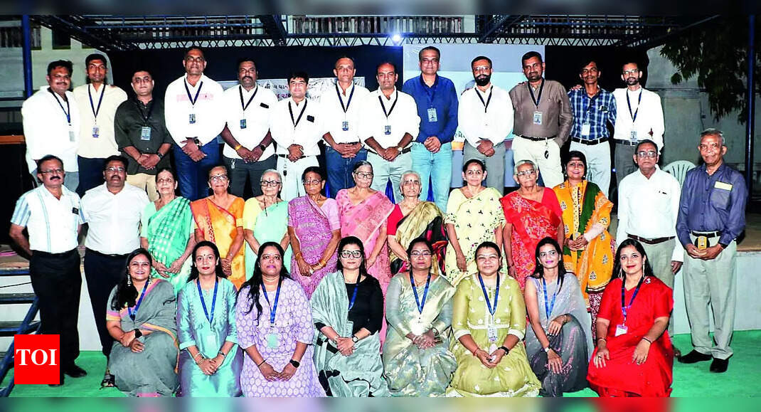 School Memories: Class 1 students of 1986 batch relieve their school memories | Vadodara News ...